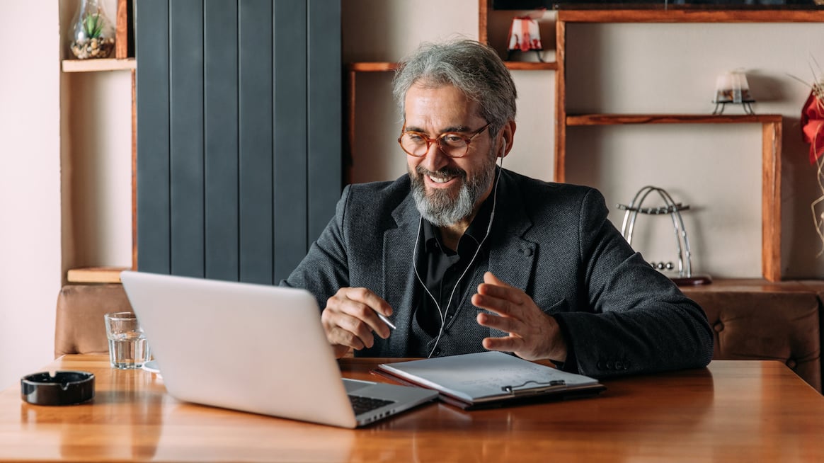 Virtual Coaching: The Benefits of Coaching without Constraints