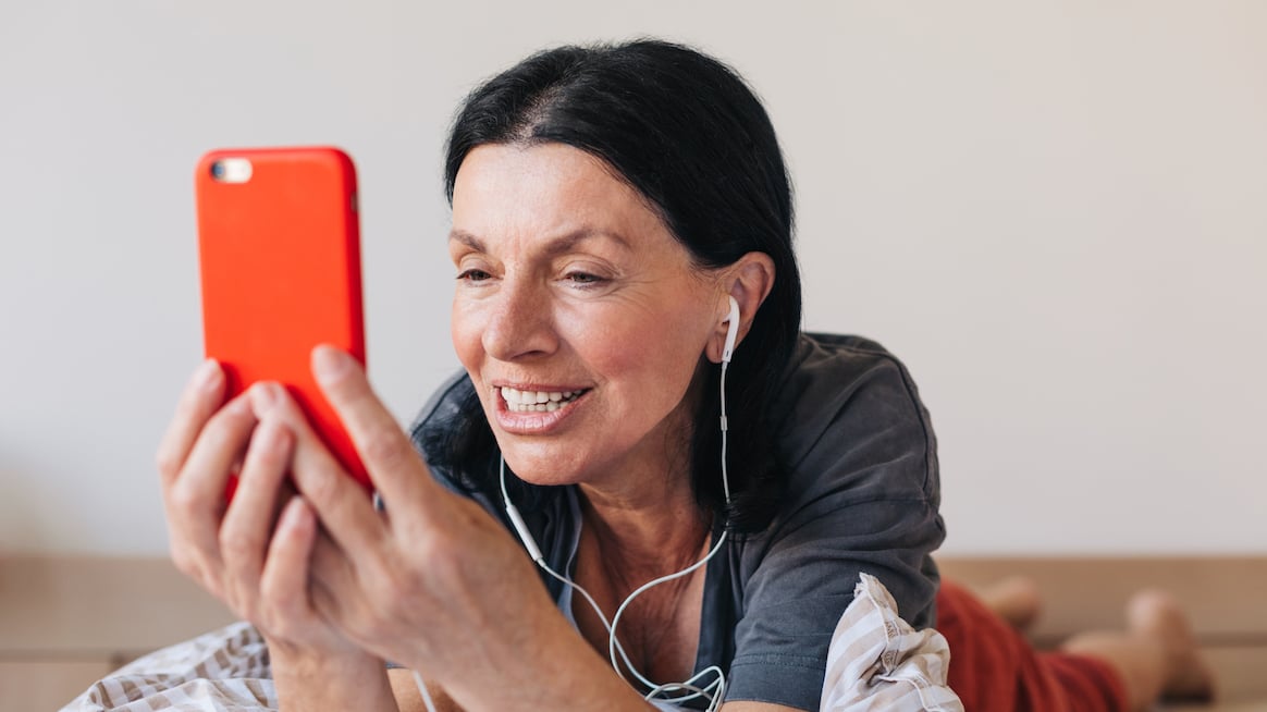 Virtual Coaching: The Benefits of Coaching without Constraints