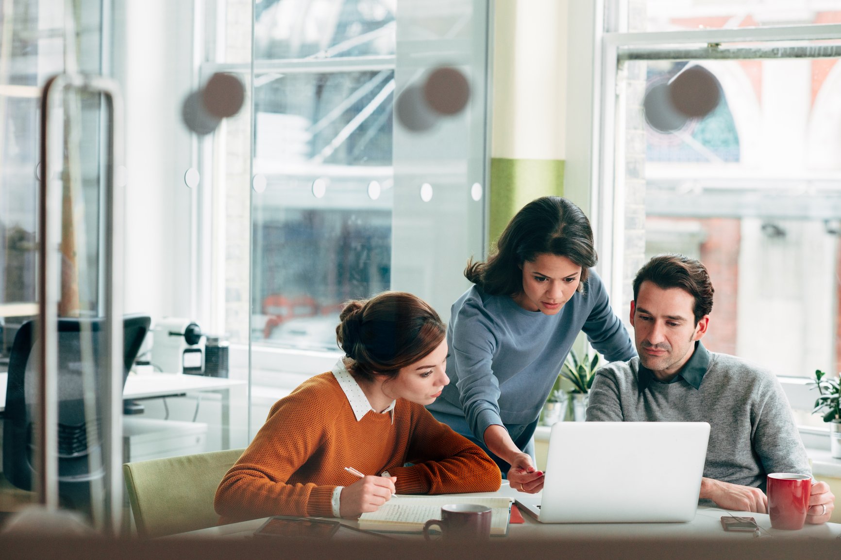 How to Give Feedback to Your Boss: Tips and Examples