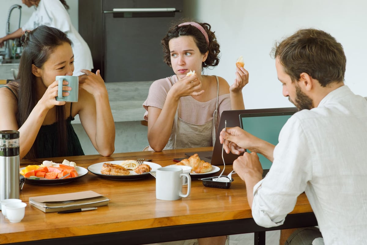 What is Nonverbal Communication? 10 Types & Examples