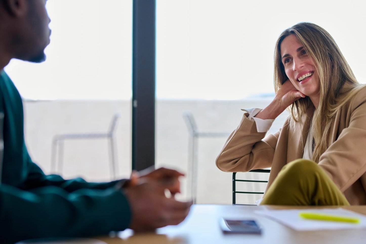 How to Make People Like You: 10 Tips to Make New Friends (Even When Shy)