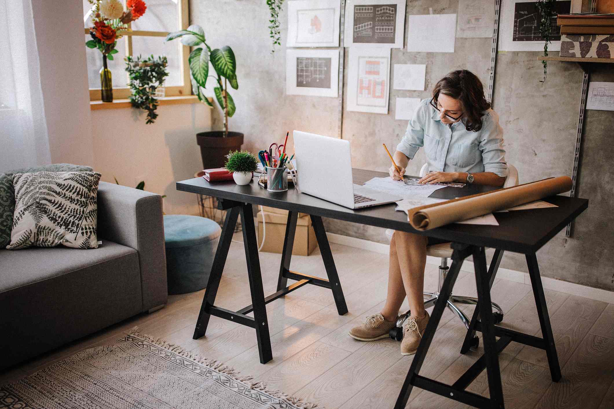 What is Lateral Thinking? Definition & 7 Techniques to Do It Right