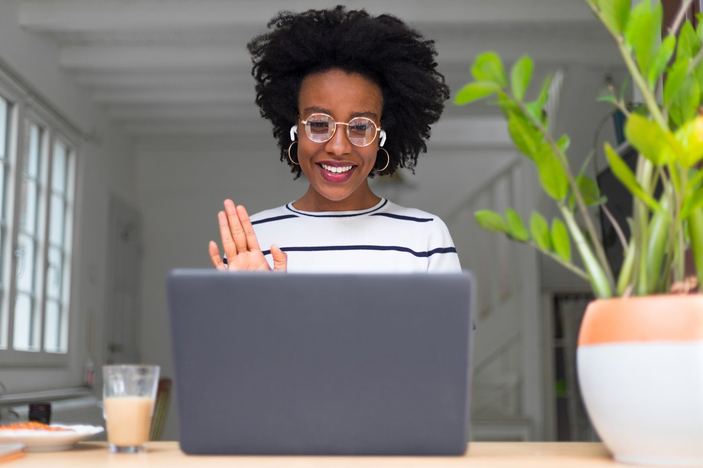 How to Start a Conversation Online: 13 Tips to Make Great Connections