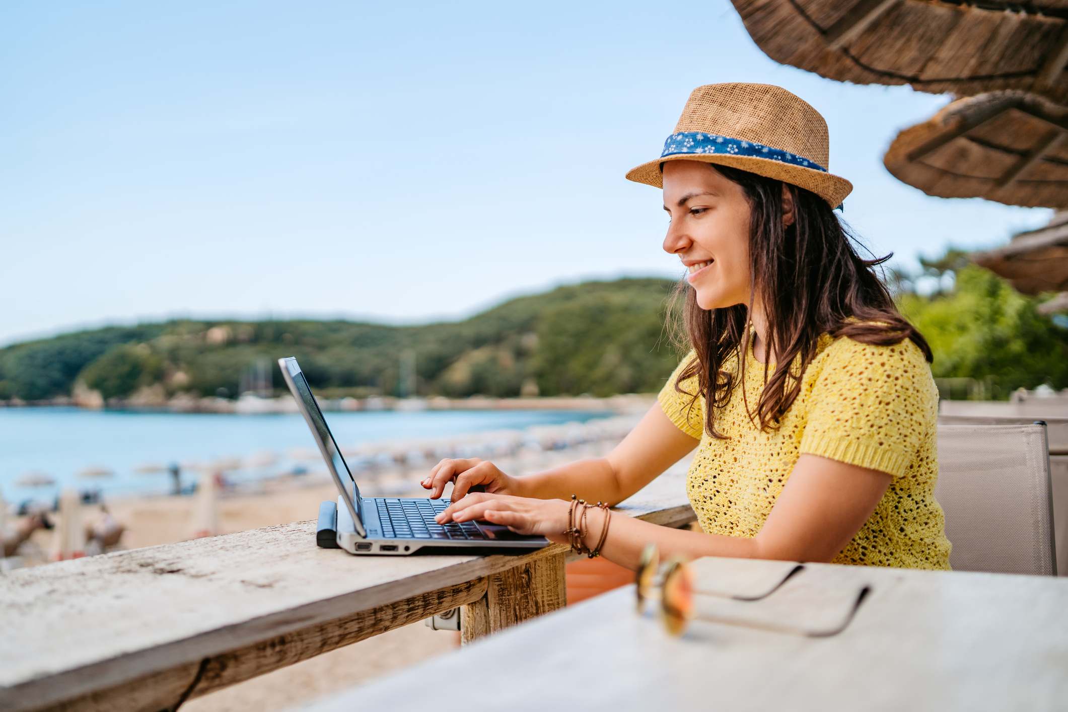 Out-of-Office Messages: 11 Examples for When You’re OOO
