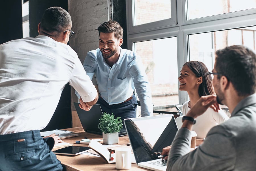How to Introduce Yourself: Examples to Make a Good First Impression