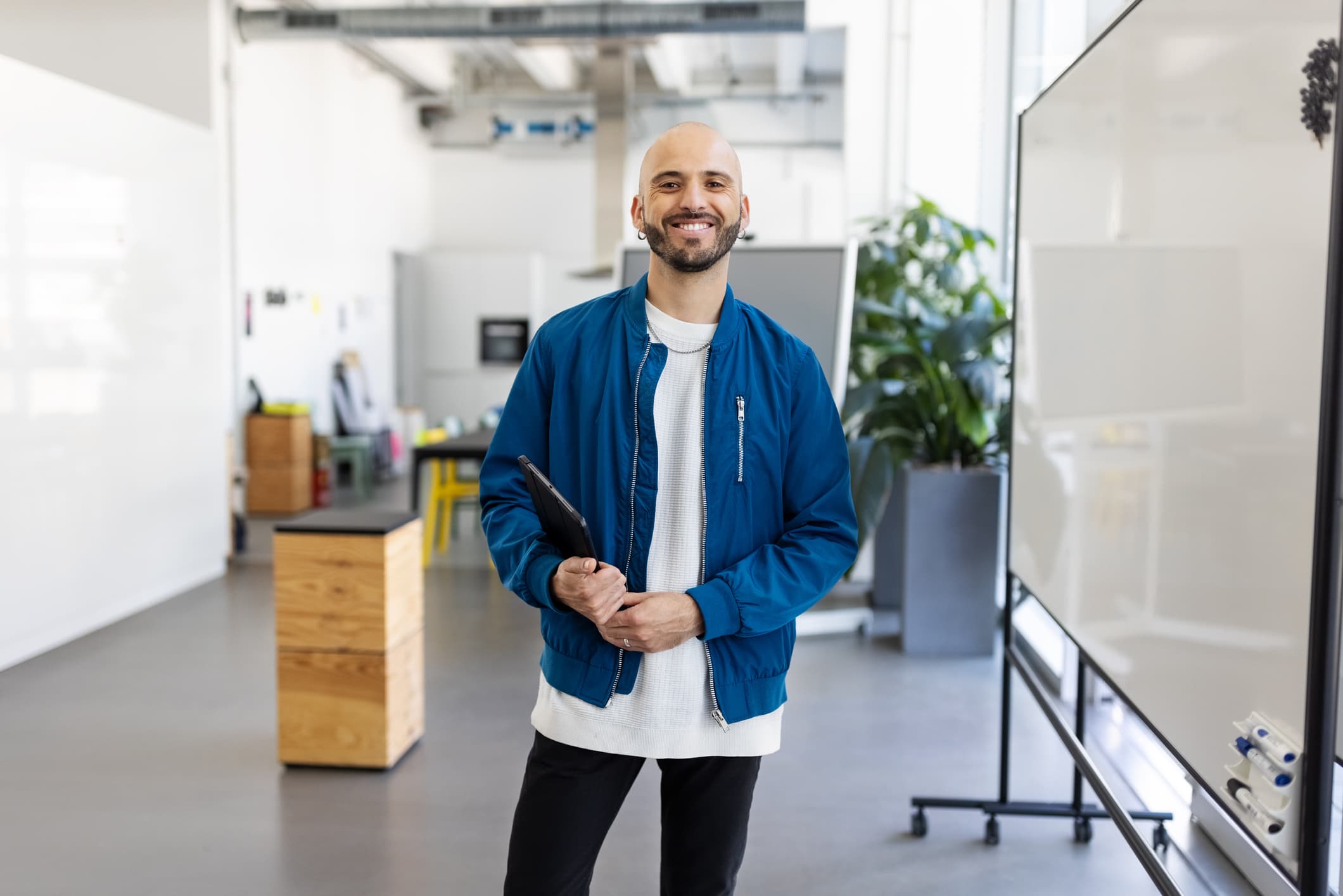 Working as a Contractor Versus Employee: Pros and Cons