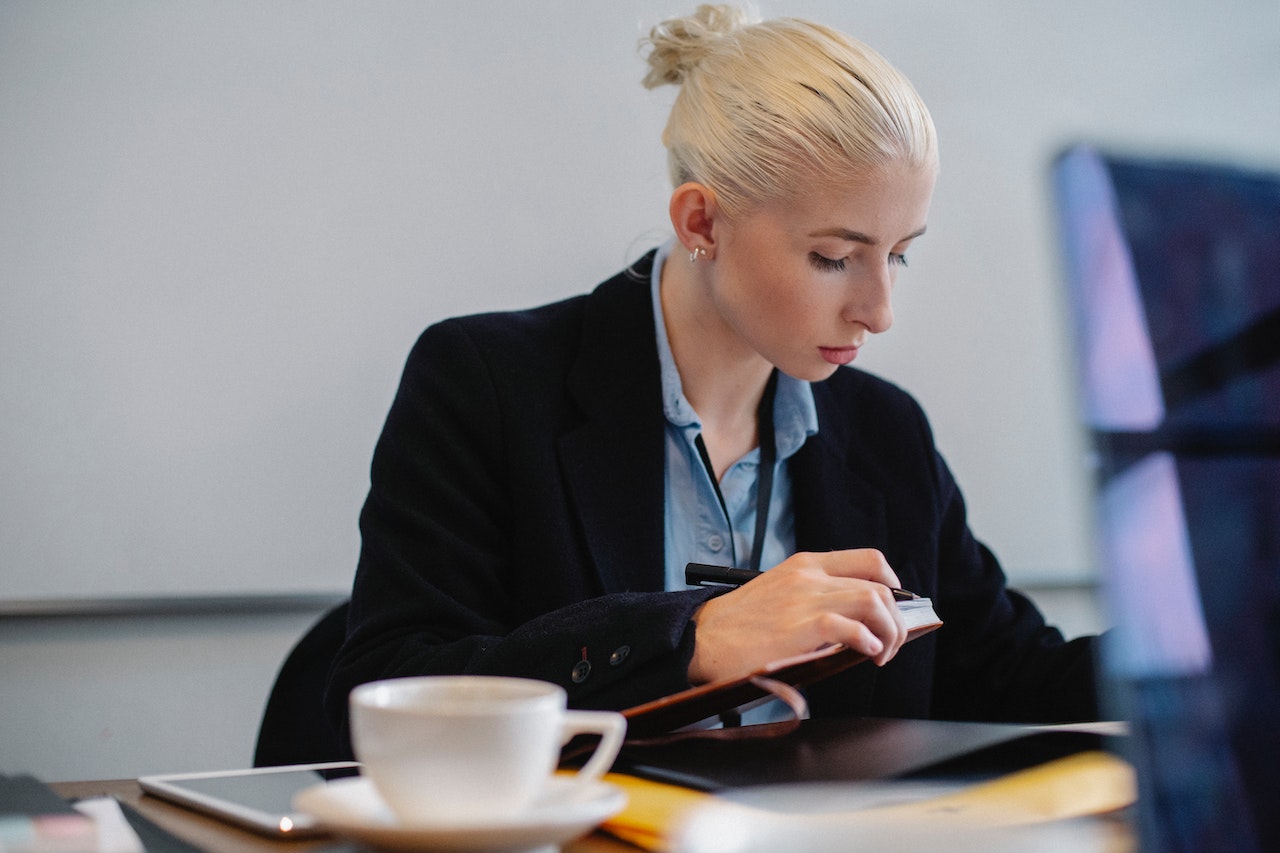 3 Great Professional Bio Examples to Inspire Your Own