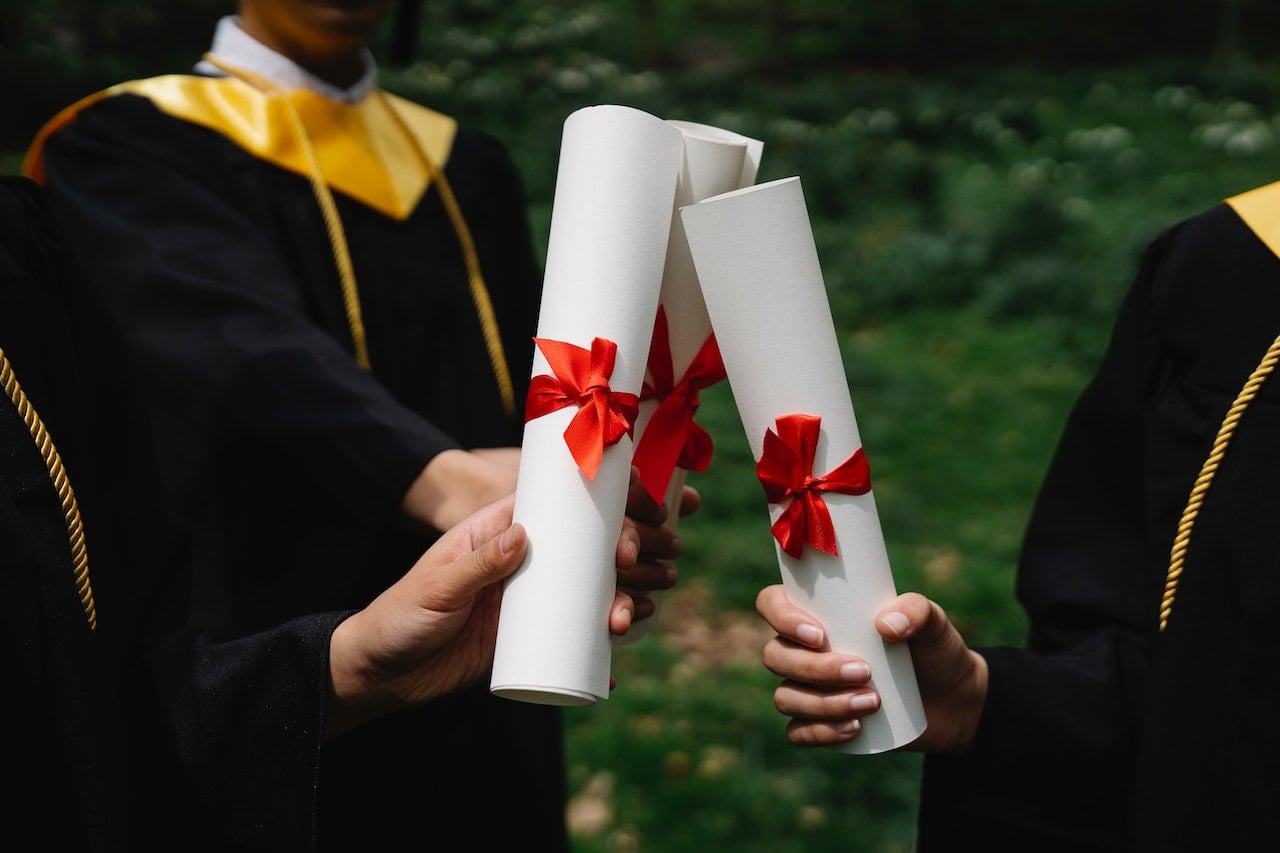 How to List Honors and Awards on Your Resume: 4 Examples