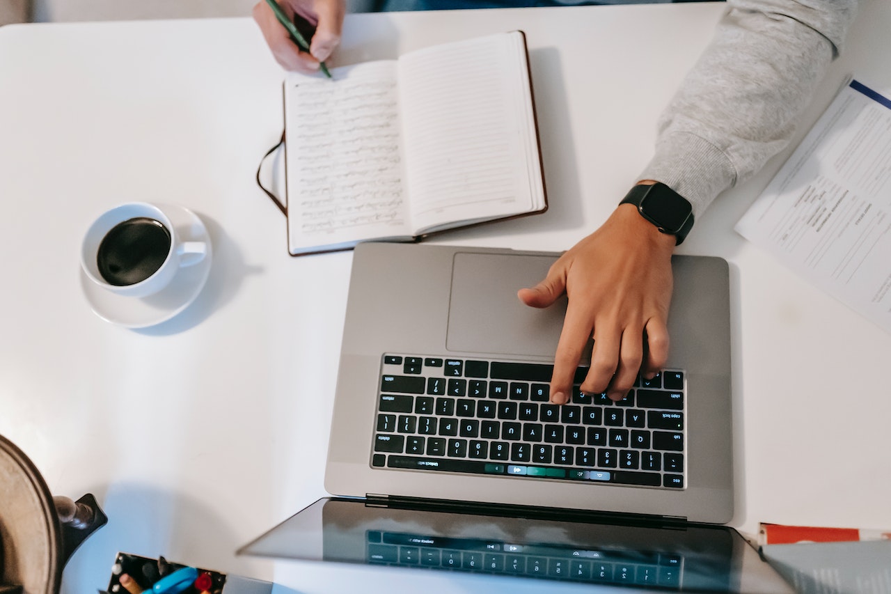 How to Write a Memo in 8 Steps (with Examples)
