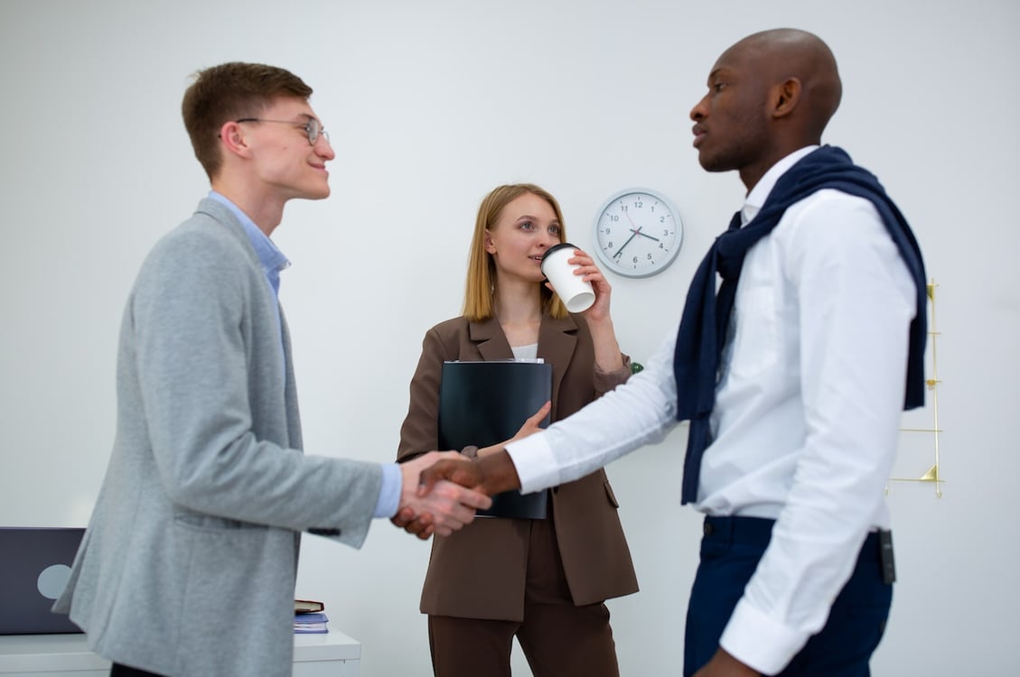 How to Introduce Yourself in an Interview: Examples & Tips