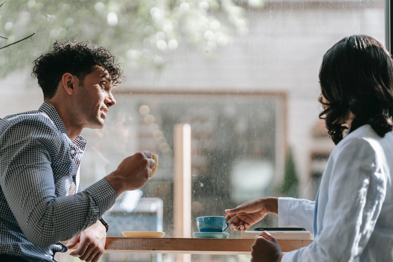 Effective Communication in Relationships: 10 Tips to Improve It