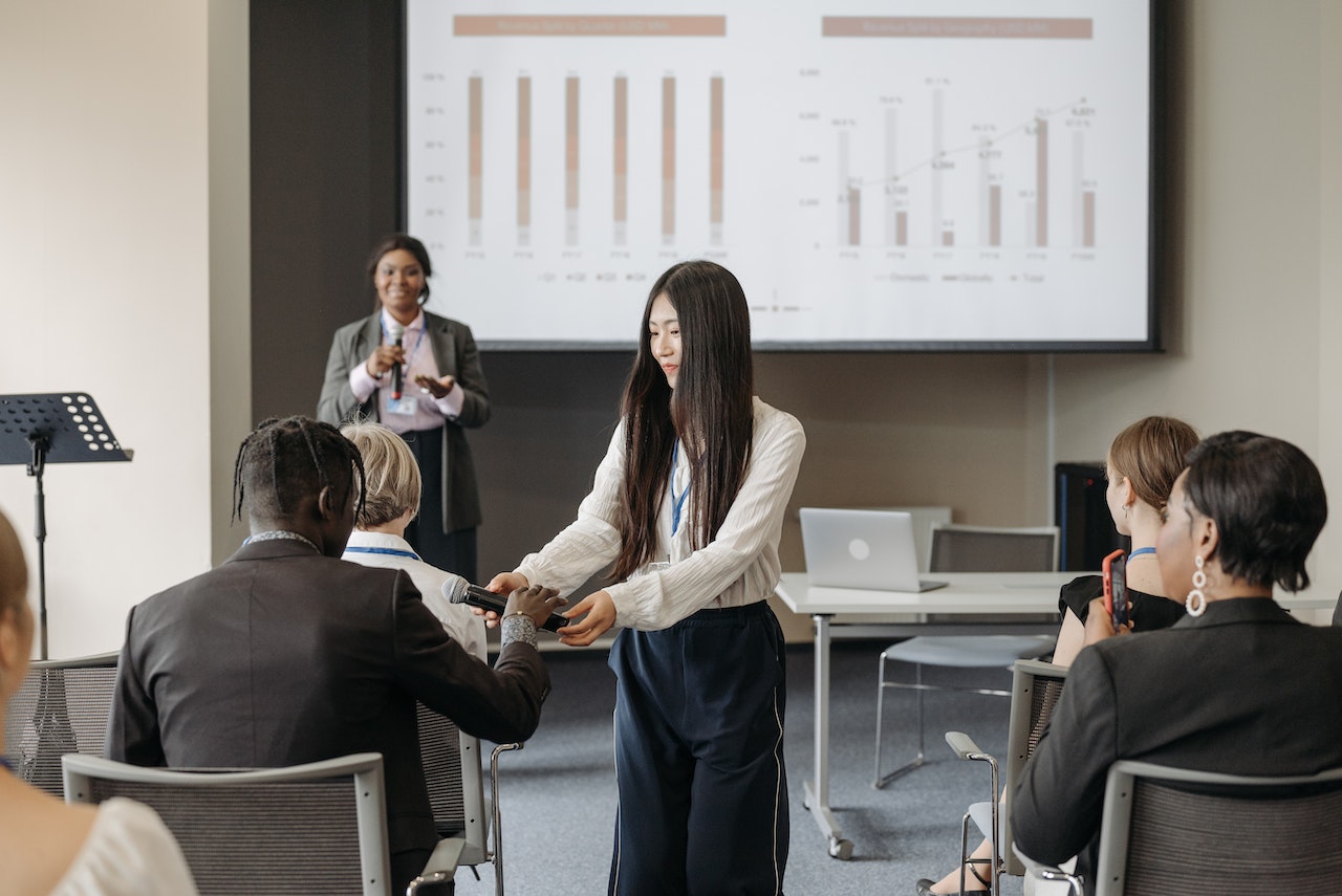 How to Make a Presentation Interactive: 9 Tips
