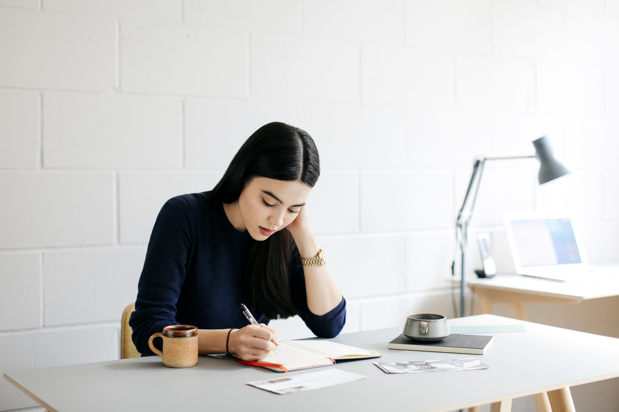 how-to-start-a-manifestation-journal-reach-your-goals-through-writing